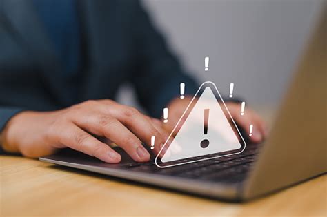 시스템 경고 해킹 경고 컴퓨터 네트워크에 대한 사이버 공격 사이버 보안 취약성 데이터 유출 불법 연결 손상된 정보 개념 악성 소프트웨어 바이러스 및 사이버 범죄 데이터