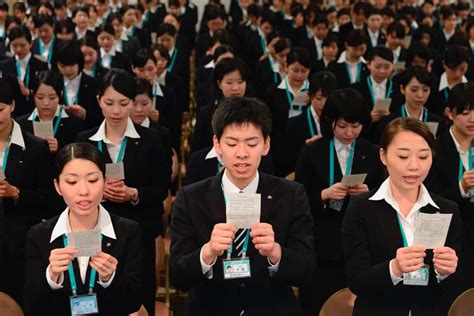 每月加班80小时！日本年轻人的绝望：没车没房还算“轻”的！