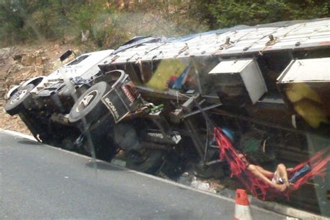 BR 116 Carreta Tomba Na Serra Do Mutum E Foto De Motorista Dormindo Em