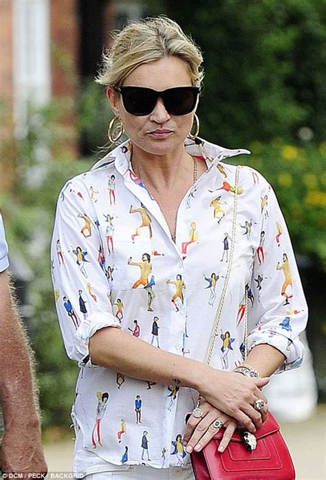 Kate Moss Enjoys Lunch With Her Dad And Brother In London Daily Mail
