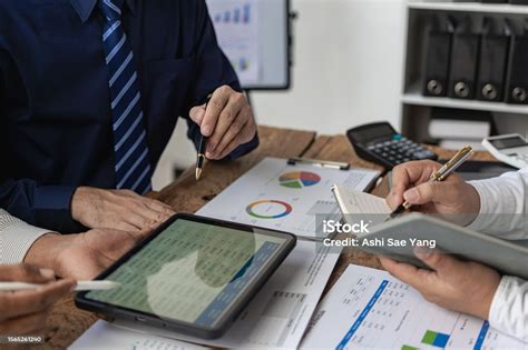 비즈니스 팀은 비즈니스 프레젠테이션이나 세미나에서 만납니다 이 문서에는 재무 또는 마케팅 수치 그래프 및 차트가 포함되어