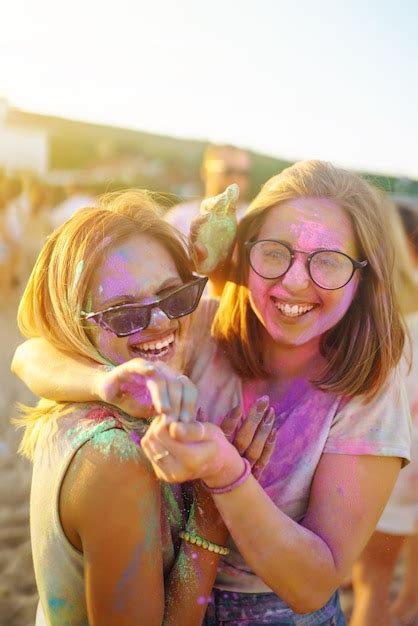 Dos Hermosas Chicas Se Divierten En El Festival Holi Spring Break Beach