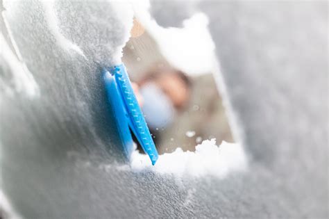 여성의 손은 눈에서 자동차를 청소 겨울 날에 자동차 앞 유리에서 눈을 제거 겨울에 대한 스톡 사진 및 기타 이미지 겨울 계절 긁음 Istock