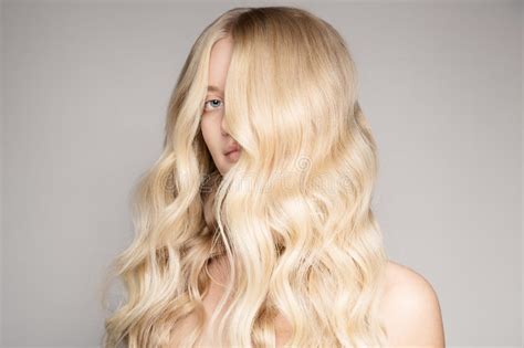 Portrait Dune Belle Jeune Femme Blonde Avec De Longs Cheveux Onduleux