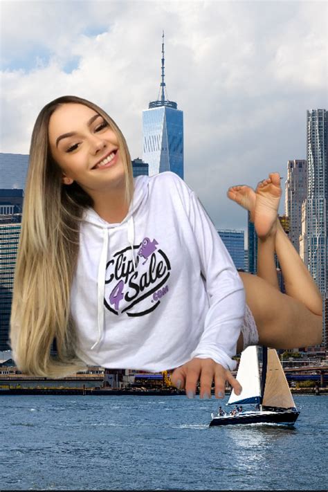 Giantess Naomie Swann In New York By Gtsedit On Deviantart