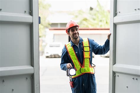 컨테이너 야드 창고에서 제품 재고를 확인하는 남성 감독 상업용 부두 현장에서 컨테이너 상자를 확인하고 유지 관리하는 남성 엔지니어 25 29세에 대한 스톡 사진 및 기타