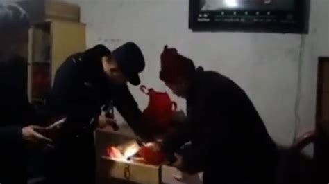 男子报警称怀疑经常给他送菜的亲戚偷钱关键帧澎湃新闻 The Paper