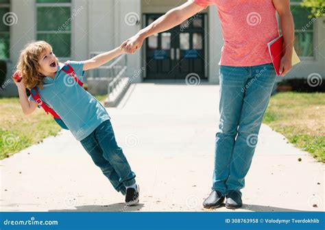 Padre E Hijo Excitado Caminando Por El Parque Escolar Foto De Archivo