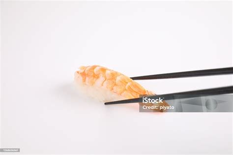 흰 배경에 고립 된 젓가락 일본 음식을 곁들인 새우 초밥 물고기에 대한 스톡 사진 및 기타 이미지 물고기 미식가 바로