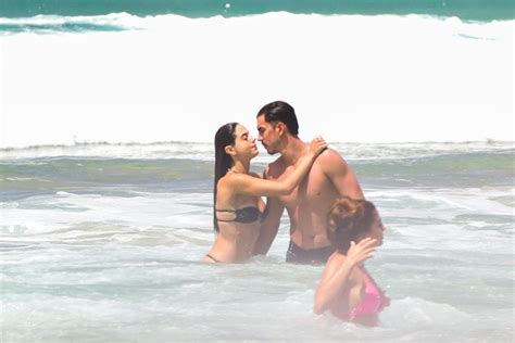 Giovanna Lancellotti é clicada aos beijos namorado em praia de