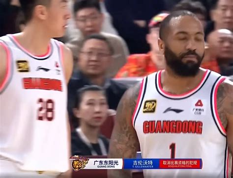 脾气太大！广东队外援怒骂裁判，被驱逐出场 且与球迷争吵 恐被重罚