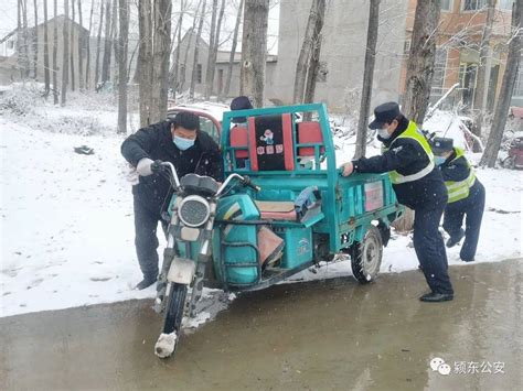 三轮车深陷积雪 巡逻民警及时伸援手李先生路面马路