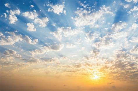 Hermoso Cielo Azul Con Nubes Puesta De Sol Y Rayos De Sol Foto Premium