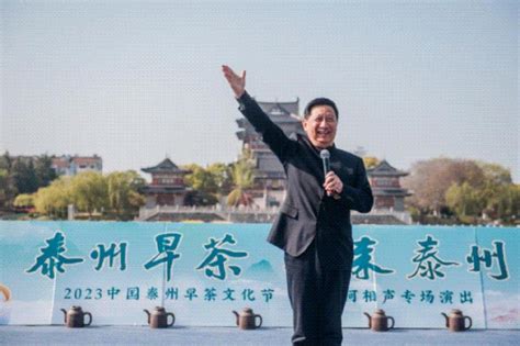 冯巩现身某地商演，4人合作一个相声出场费10万，观众反响很热烈相声冯巩泰州新浪新闻