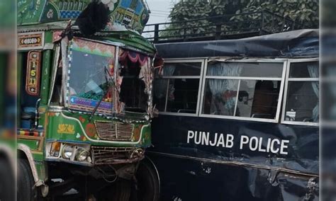 فیصل آباد ٹرک کی پولیس بس کو ٹکر، لیڈی کانسٹیبل سمیت 15 اہلکار زخمی