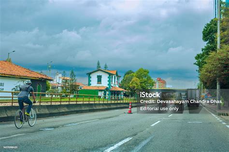 보고타 콜롬비아 카레라 노베나로 알려진 남쪽 고속도로 그리고 왼쪽 중앙에 있는 오래된 스페인 식민지 철도역 2명에 대한 스톡 사진 및 기타 이미지 Istock
