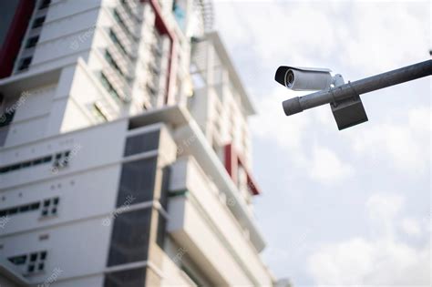 벽에 현대 Cctv 카메라 흐린 밤 풍경 배경 프리미엄 사진