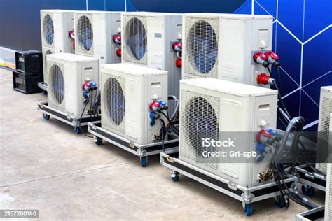 휴대용 에어컨 기후 장비 블록 바퀴가 달린 에어컨의 외부 블록 냉각 및 정화 기술 파란 벽 근처의 휴대용 에어컨 강철에 대한 스톡 사진 및 기타 이미지 Istock