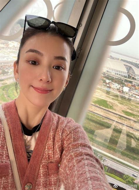 天王嫂方媛直播带货遭质疑但亲民态度引得粉丝热议