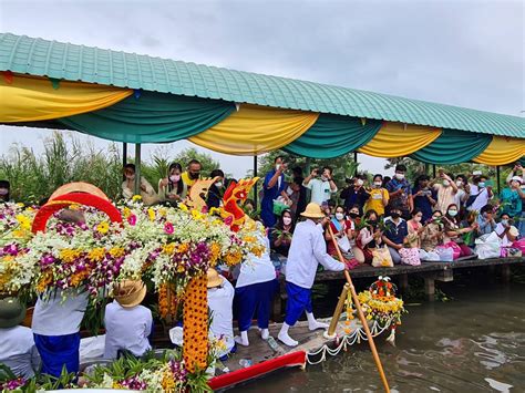 กทม เปิดงานวิถีท้องถิ่นชาวลาดกระบัง สืบสานประเพณีตักบาตรพระร้อยทางเรือ