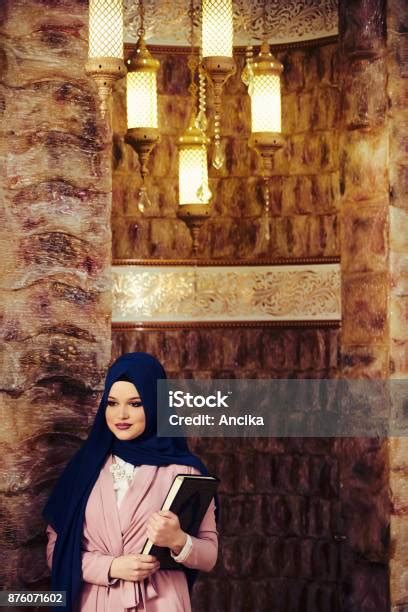 모스크에서 기도 무슬림 여성 Tasbih에 대한 스톡 사진 및 기타 이미지 Tasbih 단정한 의류 동쪽 Istock
