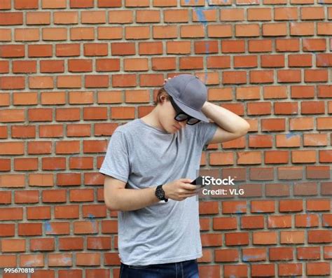 10 대 소년 입력 텍스트 메시지입니다 스마트 휴대 전화를 사용 하 여 가을에 대한 스톡 사진 및 기타 이미지 가을 거리