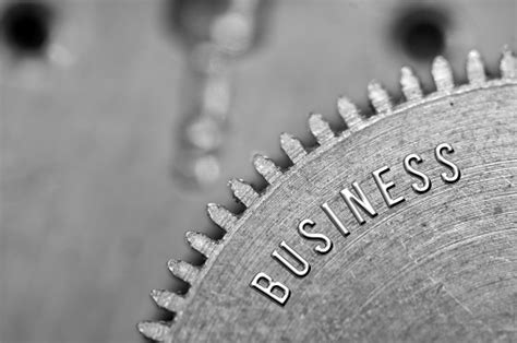 사업 비와 배경입니다 금속 기어 기어 시계와 검은 흰색 배경 매크로입니다 성공적인 비즈니스 디자인에 대 한 개념적 사진입니다