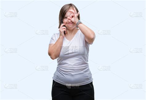 人的眼睛先天愚型手同意的手势背景聚焦青年人女人分离着色微笑取得