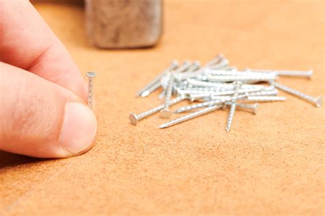 망치와 손톱을 가진 노동자 나무 판에 못을 박는 것 망치로 일하는 목수 Diy 조립 얕은 Dof로 클로이 업보기 Diy에 대한 스톡 사진 및 기타 이미지 Istock