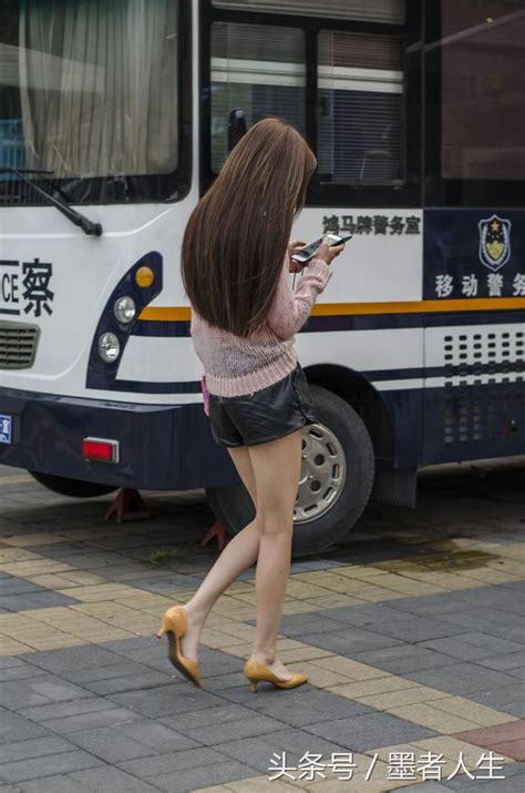 街頭抓拍時尚的皮褲女郎邊走邊玩手機很容易摔跤哦 每日頭條