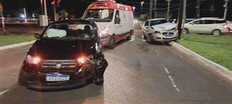 Veículos colidem na Duque de Caxias e mulher é encaminhada à unidade de
