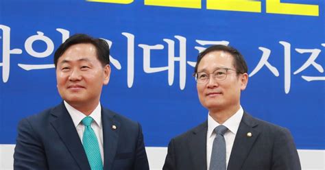 반갑게 인사 나누는 홍영표 김관영