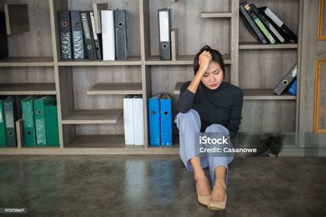 젊은 사업가 또는 비서 피곤 하 고 사무실에서 캐비닛 또는 선반 옆에 앉아 직장에서 스트레스 걱정하는에 대한 스톡 사진 및 기타 이미지 Istock