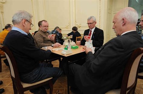Radłów Janusz Korwin Mikke w brydża w turnieju Tarnów Nasze Miasto