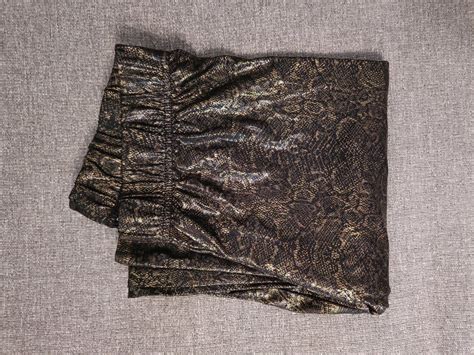 Leggings Svart Guldiga Orm Mönster Stor Köp På Tradera