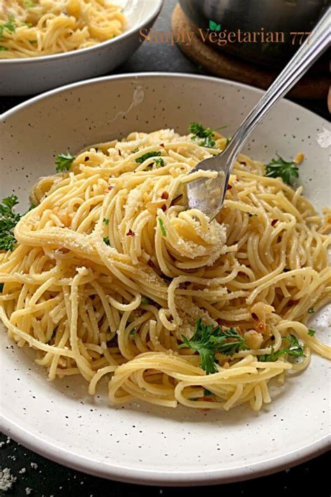 Easy Spaghetti Aglio E Olio Recipe Simplyvegetarian777