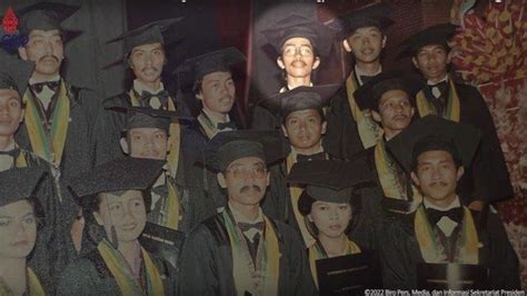 Momen Ketika Jokowi Dan Teman Teman Kuliahnya Tertawakan Isu Ijazah