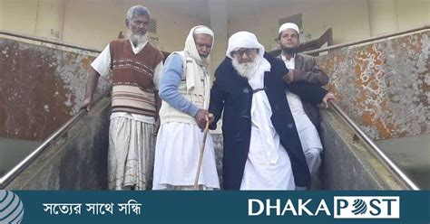 নাতির হাত ধরে ভোটকেন্দ্রে ১২১ বছরের হাসেম মোল্লা