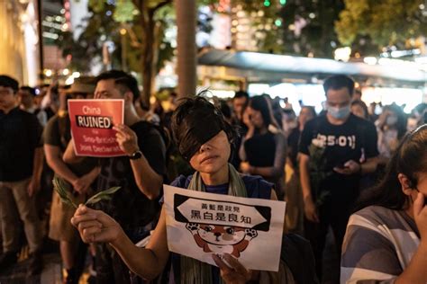组图香港重光纪念日 港民掩右眼默站 反送中 大纪元