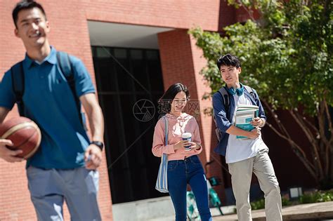 下课后的大学生在校园里高清图片下载 正版图片501903091 摄图网