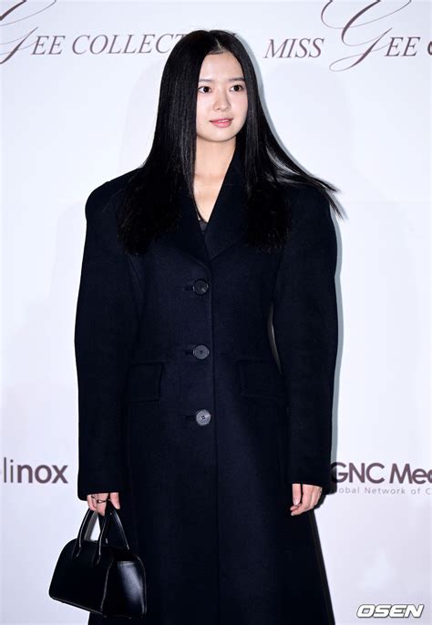 사진 황보름별 옅은 미소