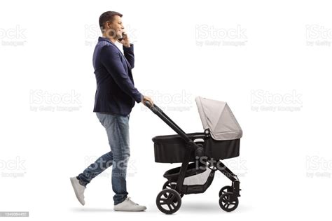 아기 마차를 밀고 전화를 걸던 아버지의 전체 길이 프로필 샷 아기 유모차에 대한 스톡 사진 및 기타 이미지 아기 유모차 걷기 남자 Istock