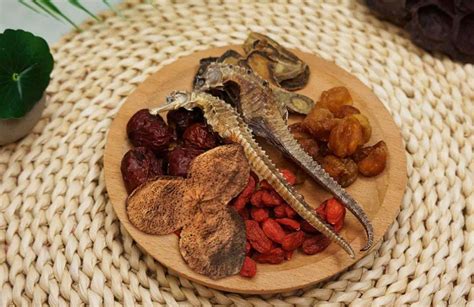 不想孩子早熟，这药店都在推的「增高汤」要慎喝！