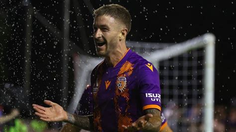 Adam Taggart Late Brace Steers Perth Glory To 3 1 Win Over Melbourne