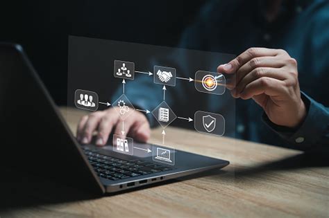 비즈니스 관리 워크 플로우 개념 사업가 노트북 사용 워크 플로우 차트 회사 조직 비즈니스 흐름도 관리 조직의 성공 목표 설정