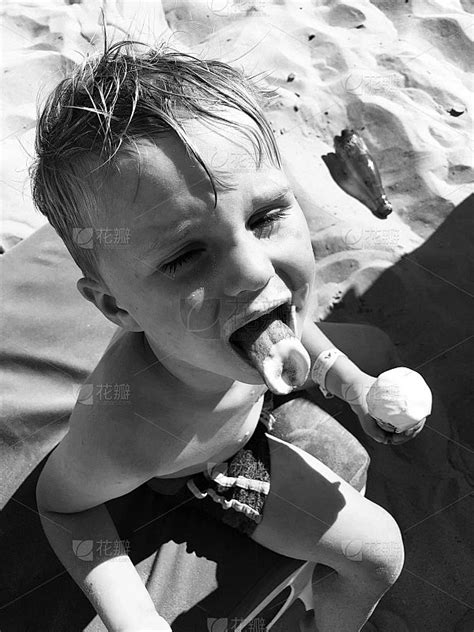 一个小男孩在海滩俱乐部里拿着冰淇淋黑白艺术品素材 花瓣网