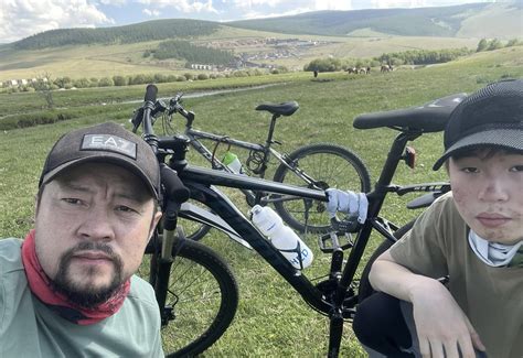 Жүжигчин С Болд Эрдэнэ хүүтэйгээ хамт унадаг дугуйгаар холын аялал