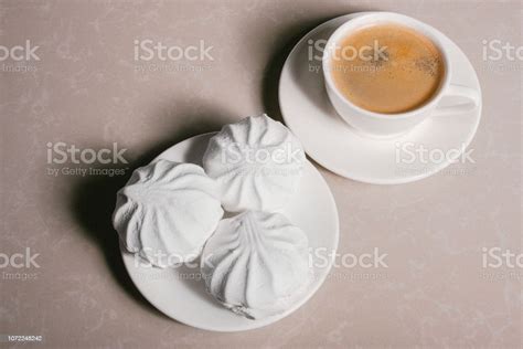 신선한 커피 아메리카 노와 접시 근접 촬영에 3 개의 맛 있는 달콤한 디저트 화이트 마쉬 멜로의 컵 공간 복사 0명에 대한 스톡