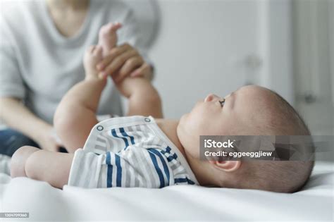 아시아 어머니 기저귀를 갈아 입고 침대에 목욕 후 바닥 아기 소년 이나 아들을 닦아 아기에 대한 스톡 사진 및 기타 이미지