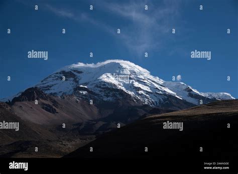 6263 metros de altura cubiertas de hielo del volcán Chimborazo es la